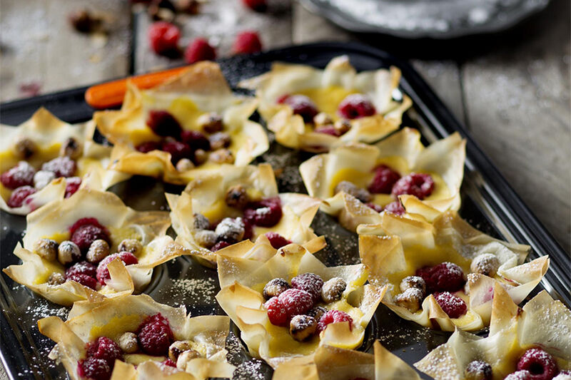 Tartelettes de pâte phyllo aux framboises et noisettes - Recette | Le ...
