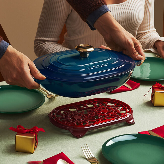 Deluxe Oval Trivet - Enamelled Cast Iron Trivet | Le Creuset